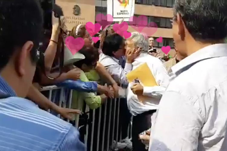 VIDEO | Con intenso beso simpatizante recibe a AMLO en la CDMX