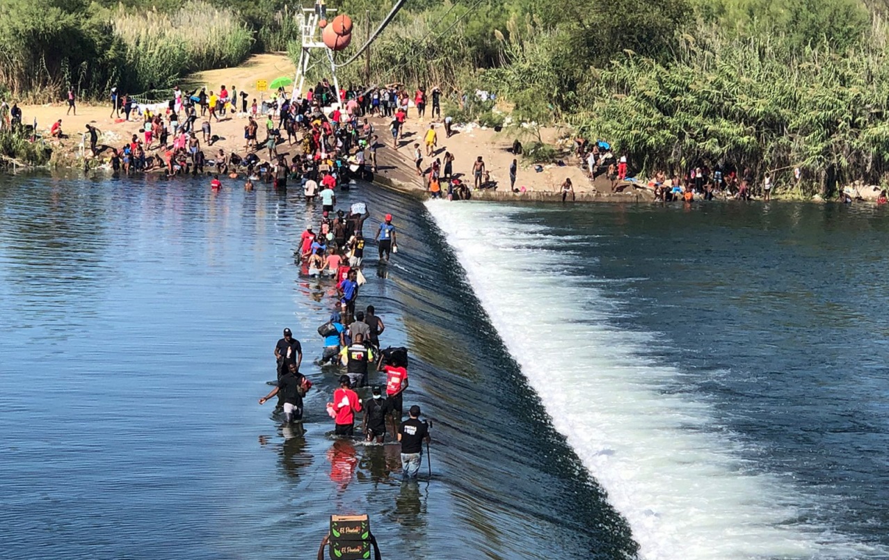 Texas y Acuña incrementan operativos por campamento migrante en Del Río ...