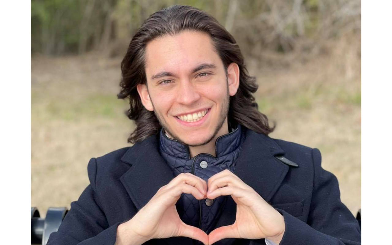 Carlos Eduardo Espina, el influencer que ayuda a los migrantes