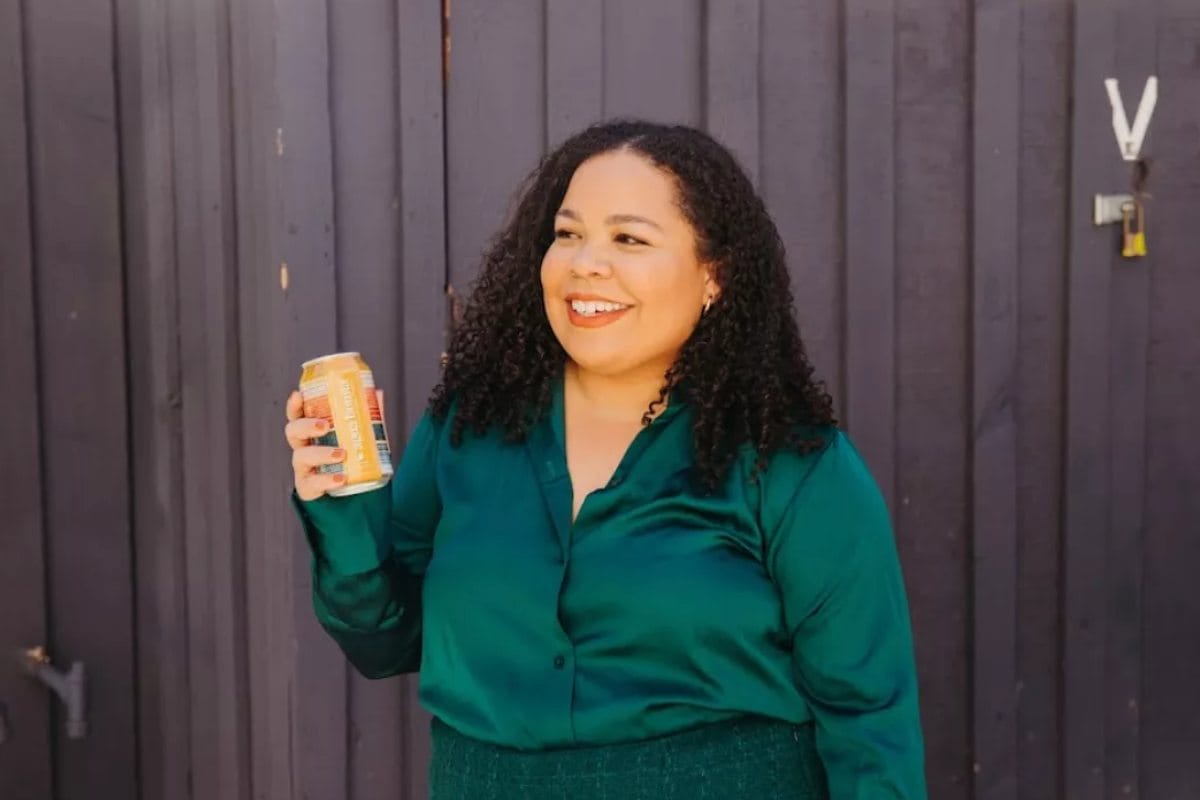 Kayla Castañeda, la latina que vender Agua Bonita en envase