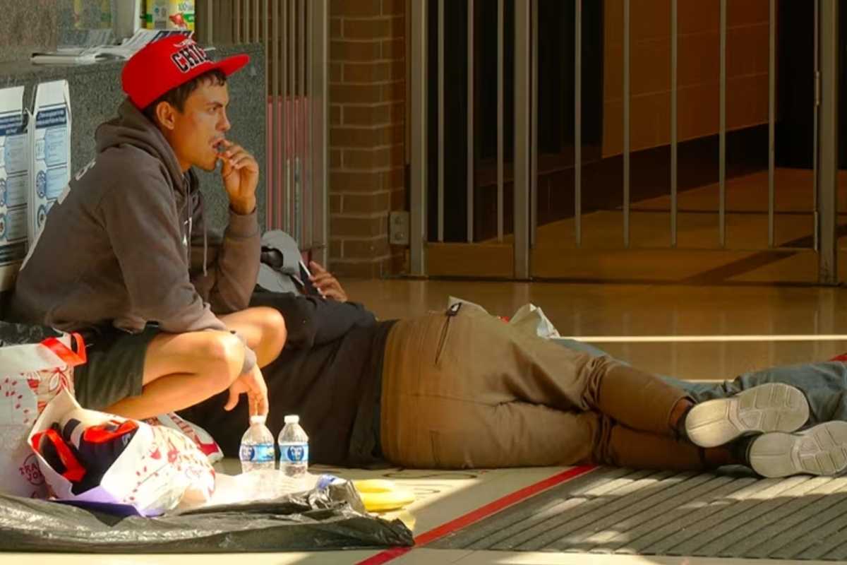 Migrantes en Chicago duermen en estaciones de policía