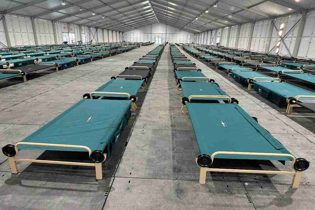 Nueva York instala refugio en Randall's Island, tiene capacidad para ...
