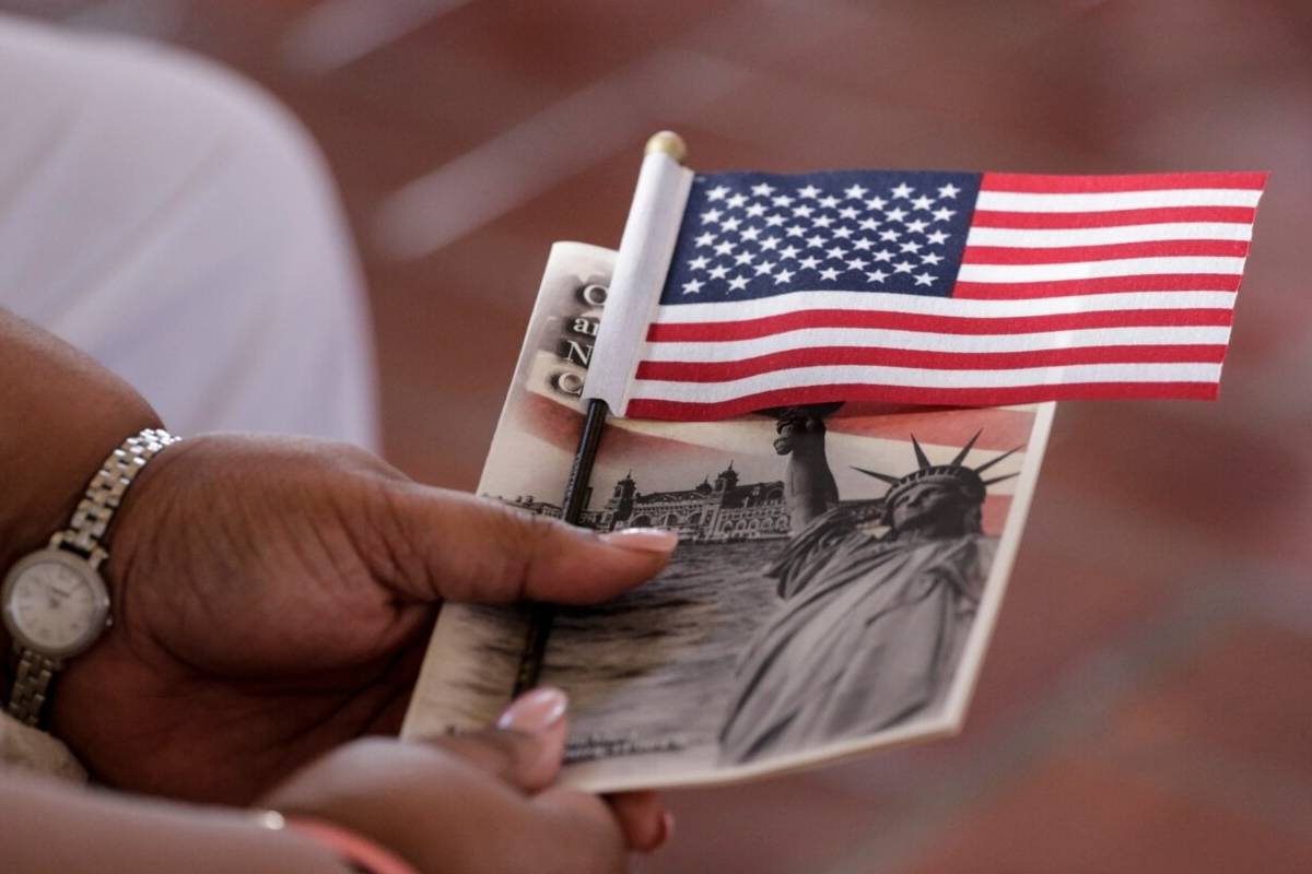 Guía completa para extender tu estancia con el Parole Humanitario USA