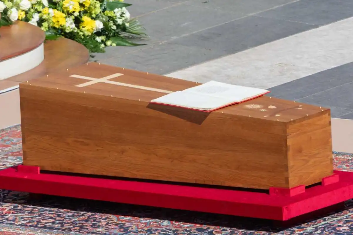 ¿Qué dice la inscripción en el interior del ataúd del Papa Francisco?